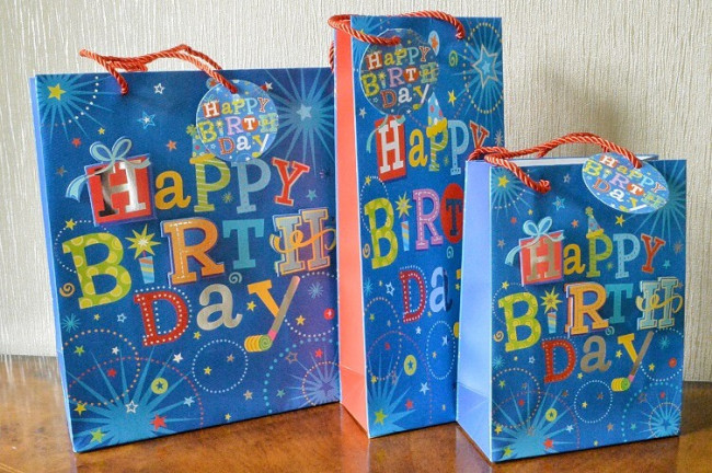 88119 - Medium or Large 3D Happy Birthday Gift Bags & Tag!!